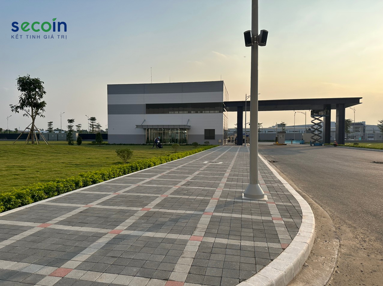 Gạch lát tự chèn tại Nhà máy Amkor Technology Việt Nam- Khu công nghiêp Yên Phong - Bắc Ninh